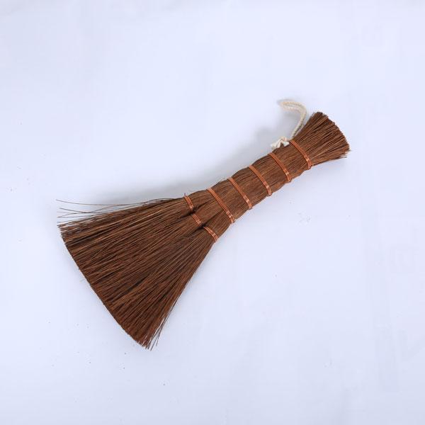 【商品説明】　盆栽ホウキ　大　剪定などのお手入れの後に、幹や用土の上に落ちたゴミを払う時や、　植替えの最後の仕上げに用土をならす時に便利です　又、作業台を掃除したり、道具類などについた砂や土を払ったりします。　日本製　　【サイズ】　全長：1...