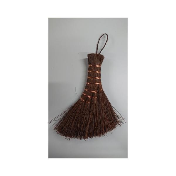 【商品説明】　兼進　盆栽ホーキ　大　剪定などのお手入れの後に、幹や用土の上に落ちたゴミを払う時や、　植替えの最後の仕上げに用土をならす時に便利です　又、作業台を掃除したり、道具類などについた砂や土を払ったりします。　日本製　　【サイズ】　全...