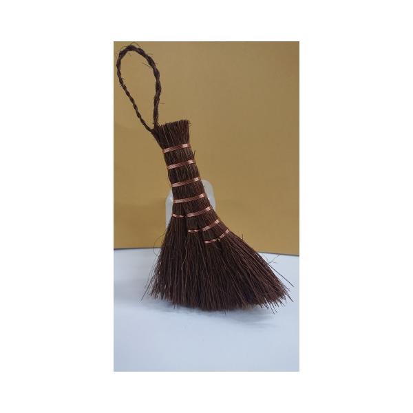 【商品説明】　兼進　盆栽ホーキ　中　剪定などのお手入れの後に、幹や用土の上に落ちたゴミを払う時や、　植替えの最後の仕上げに用土をならす時に便利です　又、作業台を掃除したり、道具類などについた砂や土を払ったりします。　日本製　　【サイズ】　全...