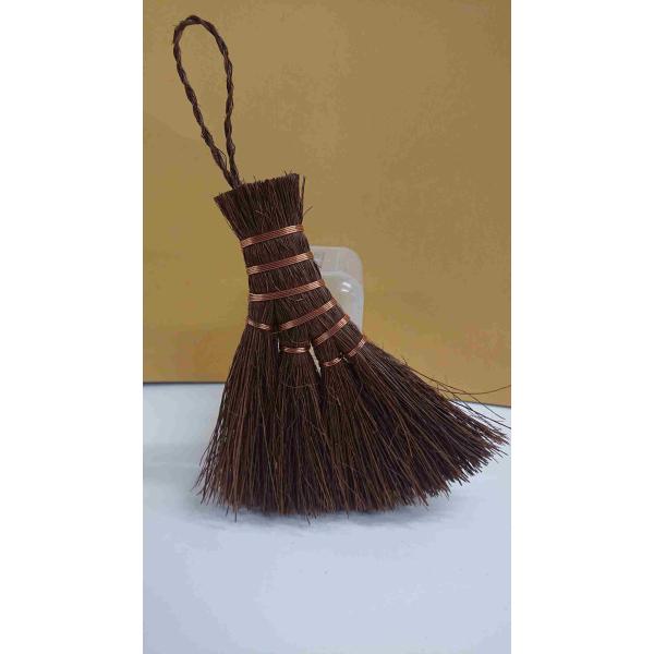 【商品説明】　兼進　盆栽ホーキ　小　剪定などのお手入れの後に、幹や用土の上に落ちたゴミを払う時や、　植替えの最後の仕上げに用土をならす時に便利です　又、作業台を掃除したり、道具類などについた砂や土を払ったりします。　日本製　　【サイズ】　全...