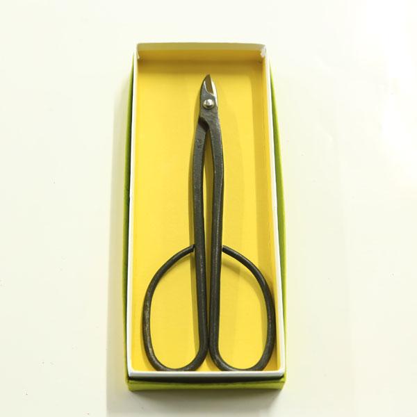 【商品説明】　隆光印　木鋏式針金切鋏（小品用）　　新潟県三条市  (有)平 木鋏製作所 の伝統工芸士 平氏が打った鋏です。　　小品盆栽に適しています。　日本製【サイズ】　全長：177ｍm【納期】　配達ご希望日時のご指定ができます。　お急ぎの...