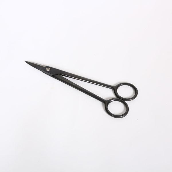 【商品説明】　八木光　五葉芽切鋏　150ｍｍ　五葉松用に作られた芽摘み鋏です　　【サイズ】　全長：約150ｍｍ　刃長：30ｍｍ　重量：48ｇ【納期】　配達ご希望日時のご指定ができます。　お急ぎの場合は午前中までにご注文の場合、即日発送も可能...