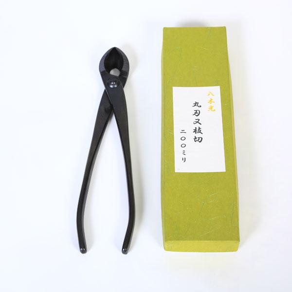 【商品説明】　八木光　丸刃又枝切　200ｍｍ　不要な枝を枝元から剪定する場合に使います。　えぐり取るように切るので、再生するとき巻き込みが早くなります。　刃の形状が球形なのでコブ切としても使用できます。【サイズ】　全長：約200ｍｍ　　重量...