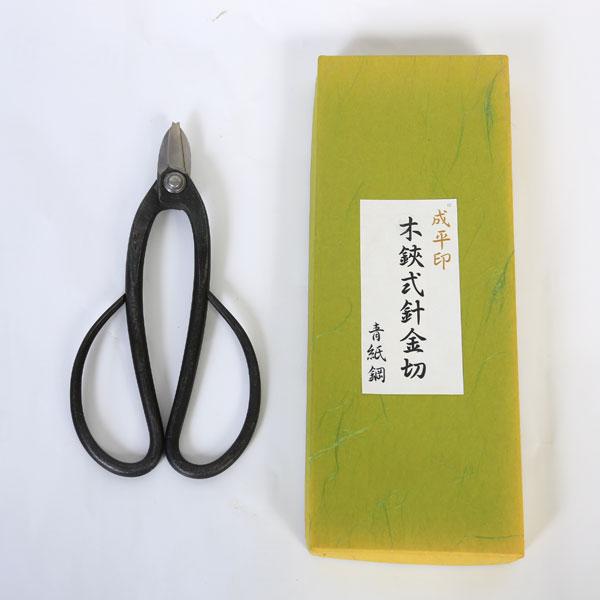 【商品説明】　成平印　木鋏式針金切　青紙鋼　160ｍｍ　新潟県燕市の職人が手作りしたはさみタイプの針金切です。　青紙鋼とは高級刃物に使われる鋼で、硬度が高く粘り強さも持っています。【サイズ】　全長：約160ｍｍ　　重量：約140ｇ【納期】　...