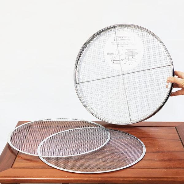 【商品説明】【商品説明】　ステンレス製 土ふるい　ステンレス製の3枚アミ目(3・5・7mm)を 取替えできます。　土、砂、固形肥料の仕分けができ、 1つの枠で3種の仕分けができる便利なフルイです。　サイズ　　直径：370mm　素材　　　ステ...