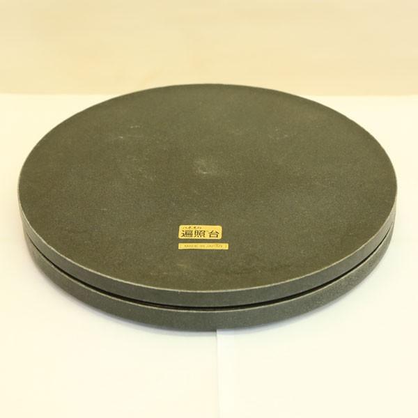 遍照台 （回転台）直径：30cm　　重量　3.5Kg陶器のような素材で製造されています。盆栽を乗せ、日光が満遍なくあたるように時々回転させるためのものです。