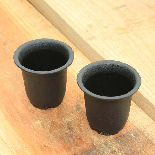 2.5号の黒いプラスチックポット、2個セットです。深めですので、サボテン・多肉植物の植え替え・育成に最適！幅：7.7ｃｍ　高さ：7.5ｃｍ