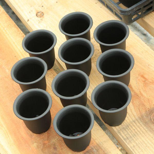 2.5号の黒いプラスチックポット、10個セットです。深めですので、サボテン・多肉植物の植え替え・育成に最適！幅：7.7ｃｍ　高さ：7.5ｃｍ