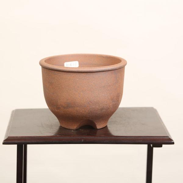 篠山市今田の「立杭」は、日本六古窯のひとつで、丹波焼とも呼ばれます。伝市窯はそのなかで植木鉢を専門に焼く窯として園芸愛好家から絶大な支持を得ています。使用に差し支えない程度のヒビや割れ、ほつれがある場合がございますので、廉価にて販売していま...