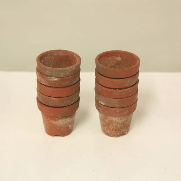 素焼き鉢【中古】深鉢　朱温　2.5号　10個セット日本国産鉢朱温鉢この商品は使用済み・中古鉢になります。※屋外・雨ざらしの場所に置いてあります。※洗わず土・ホコリ・苔・カルシウム成分等がついたままお送りしますので大変汚れております。※水あか...