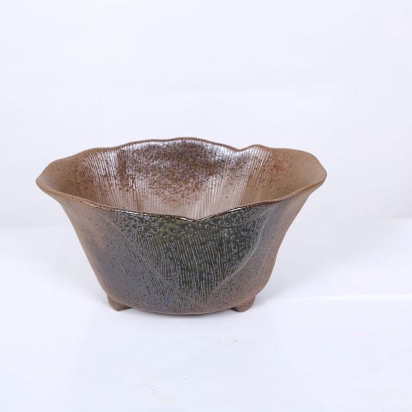 商品説明国産鉢：萬古焼変形鉢　7号　三重県四日市市の代表的な地場産業。陶磁器・焼き物の一つで、葉長石（ペタライト）を使用して耐熱性に優れた特徴を持つ。陶器と磁器の間の性質を持つ半磁器（〓器）に分類される。＊数量物の為、多少大きさ・色味に違い...