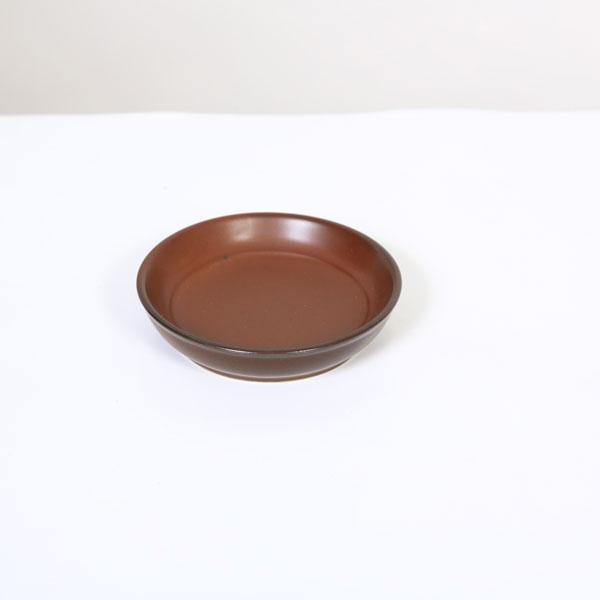 商品説明陶器製受け皿　丸　2.5号廉価品の為、多少色の濃淡が個々異なります。サイズ幅：約8.5cm 　高さ：約1.8cm内径:約6.3cm
