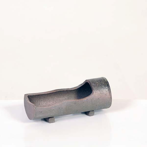 商品説明柴勝　筒形鉢本名：柴田　勝一愛知県常滑市出身。常滑作家のひとりで、タタラと押型による手づくり鉢を作られています。泥物から釉薬まで幅広い作陶で、樹の育成にも優れた鉢です。※こちらは数量物となっております。※１点１点手作りの為、大きさ・...