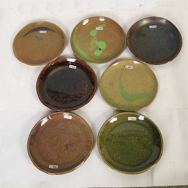 商品説明祥石(二代目)ゆうき　受け皿　5号独特で繊細な絵が魅力。初代祥石のご子息で、落款は「ゆうき　祥石」です。※ご希望の色をお選び下さい。　・蒲葡色（えびぞめいろ）暗い紫系の色　・海松色（みるいろ）暗い黄系の緑色　・黒茶（くろちゃ）黒色と...