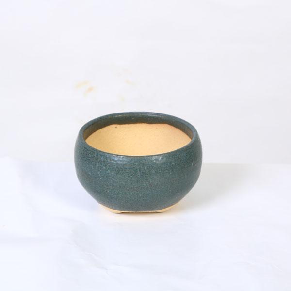 商品説明信楽焼青銅中深丸鉢　信楽焼（しがらきやき）は、滋賀県甲賀市信楽を中心に作られる陶器で、日本六古窯のひとつに数えられています。＊手作り数量物の為、多少大きさ・色味に違いがございます。　サイズ　鉢径：13cm　高さ：7.8cm  納期：...