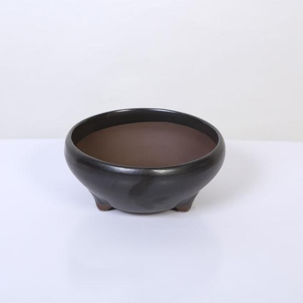 商品説明国産黒鉄鉢　5号 　＊数量物の為、多少大きさ・色味に違いがございます。　サイズ　鉢径：約16.0cm　高さ：約6.8cm   納期：配達ご希望日時のご指定ができます。お急ぎの場合は午前中までにご注文の場合、即日発送も可能です。配送：...