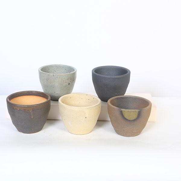 商品説明常滑焼丸鉢愛知県瀬戸市とその周辺で生産される陶磁器の総称。日本六古窯として日本遺産に認定される。 常滑は釉薬を用いない「焼締(やきしめ)」によるやきものが特徴。「ヨリコ造り」と呼ばれる甕づくりの手法は陶工自身がロクロのように回りなが...