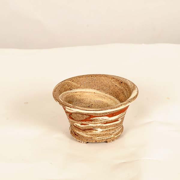 商品説明瀬戸焼濃色模様丸鉢　瀬戸焼愛知県瀬戸市とその周辺で生産される陶磁器の総称。日本六古窯として日本遺産に認定される。日本で陶磁器一般を指す「せともの」という言葉ができるほど、歴史と伝統を有する日本を代表するやきものです。落款【青香】瀬戸...