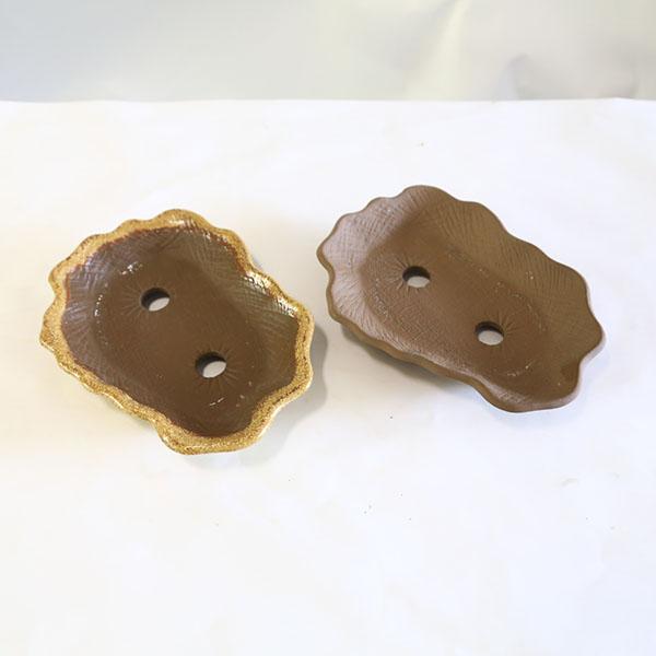 商品説明萬古焼木目葉型変形鉢萬古焼萬古焼は三重県四日市市の代表的な地場産業であり、江戸時代中期に造られ始め、文人趣味によって発展した焼き物。耐熱性に優れた特徴を持つ。陶器と磁器の間の性質を持つ半磁器（せっき）に分類される。※ご希望の色をお選...