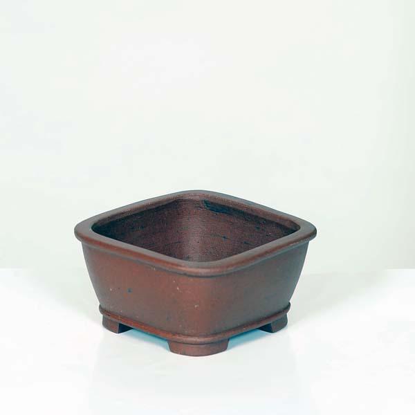 商品説明柴勝　正方鉢本名：柴田　勝一愛知県常滑市出身。常滑作家のひとりで、タタラと押型による手づくり鉢を作られています。泥物から釉薬まで幅広い作陶で、樹の育成にも優れた鉢です。サイズ　鉢径：約8.0cm 　高さ：約4.2cm