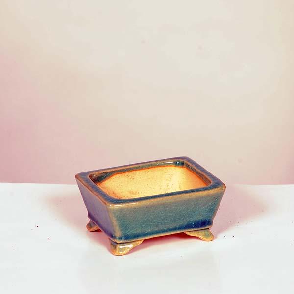 商品説明柴勝　長方鉢本名：柴田　勝一愛知県常滑市出身。常滑作家のひとりで、タタラと押型による手づくり鉢を作られています。泥物から釉薬まで幅広い作陶で、樹の育成にも優れた鉢です。サイズ　鉢径：約6.7cm　高さ：約3.2cm　奥行：約5.7cm