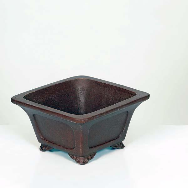 商品説明柴勝　正方鉢本名：柴田　勝一愛知県常滑市出身。常滑作家のひとりで、タタラと押型による手づくり鉢を作られています。泥物から釉薬まで幅広い作陶で、樹の育成にも優れた鉢です。サイズ　鉢径：約11.9cm　高さ：約6.2cm