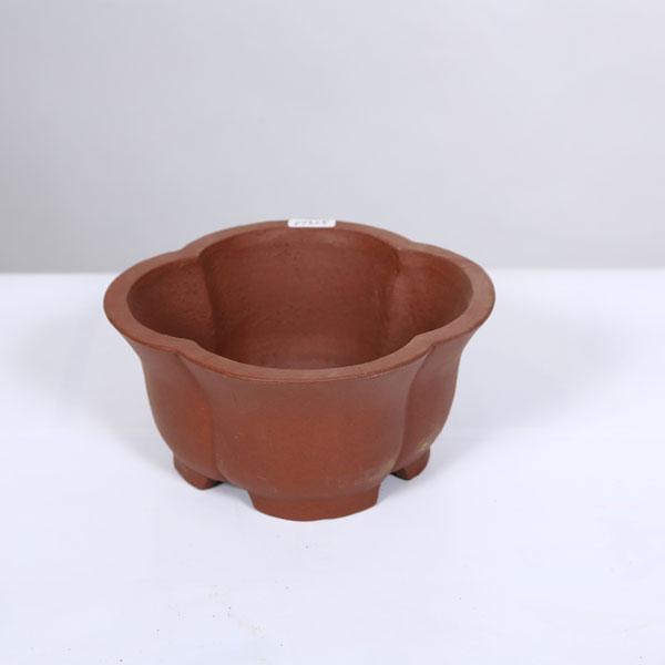 商品説明柴勝　輪花鉢本名：柴田　勝一愛知県常滑市出身。常滑作家のひとりで、タタラと押型による手づくり鉢を作られています。泥物から釉薬まで幅広い作陶で、樹の育成にも優れた鉢です。サイズ　鉢径：約15.7cm　高さ：約7.8cm