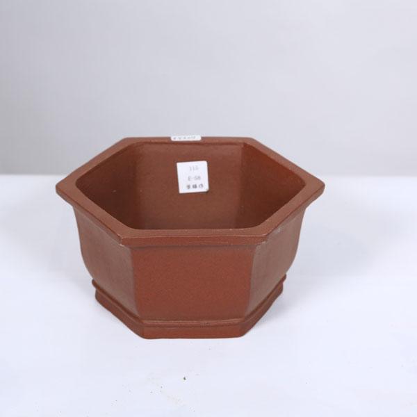 商品説明柴勝　六角鉢本名：柴田　勝一愛知県常滑市出身。常滑作家のひとりで、タタラと押型による手づくり鉢を作られています。泥物から釉薬まで幅広い作陶で、樹の育成にも優れた鉢です。サイズ　鉢径：約17.0cm　高さ：約8.3cm　奥行：約15.1cm