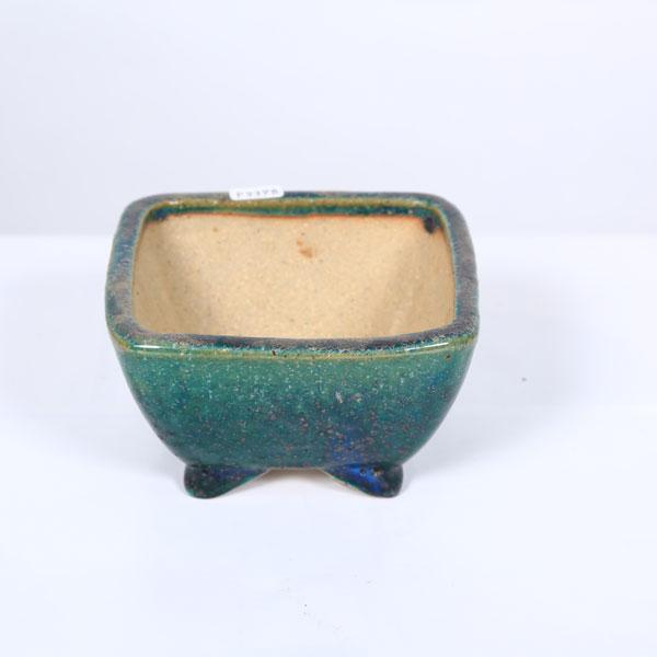 商品説明鴻陽　足付正方鉢昭和45年に鴻陽陶園を開窯し、色物鉢や水盤を製作。釉薬の色に独特な深みがあり、小品盆栽用の鉢も多数製作しています。親子3代で、近年3代目が「紅葉窯」を開窯。　落款の違い　2代目　『鴻陽』（鴻一郎）　3代目　『樹晃』（...