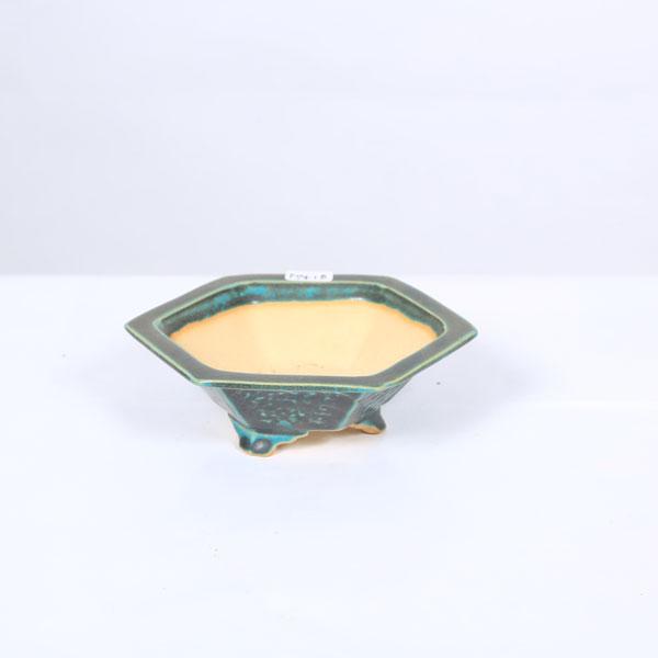 英明（燿山）　足付六角反り鉢本名：清水　英明。燿山を父に持ち、常滑でも有数の釉薬大家。製品は小・中品釉物鉢が主。基本的に丸鉢はロクロ、それ以外は押型。職人として優秀かつ求めやすい商品を提供することと、作家としての個性的表現を両立されることを...