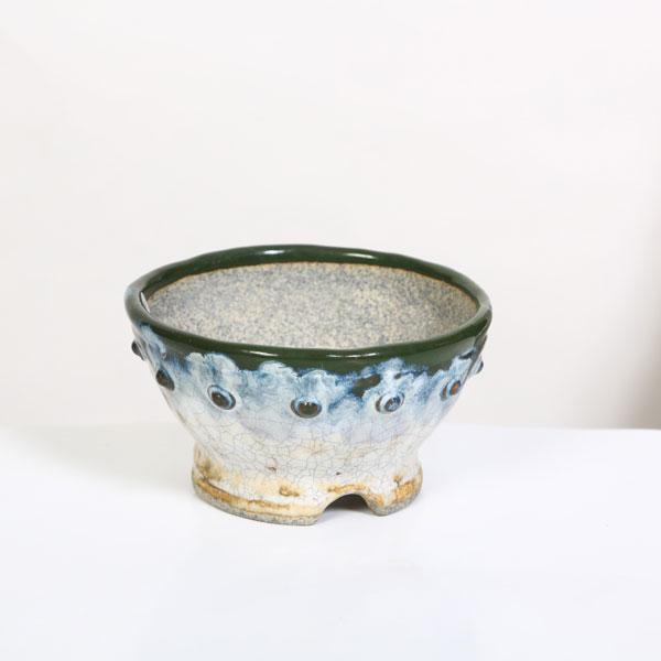 商品説明越前文山　丸鉢本名：伊藤 薫福井県出身。地元に伝わる越前焼に則って独自の作風を確立。釉薬の発色が美しく、個性的な形状に挑戦されています。サイズ　鉢径：約12.6cm 　高さ：約7.2cm