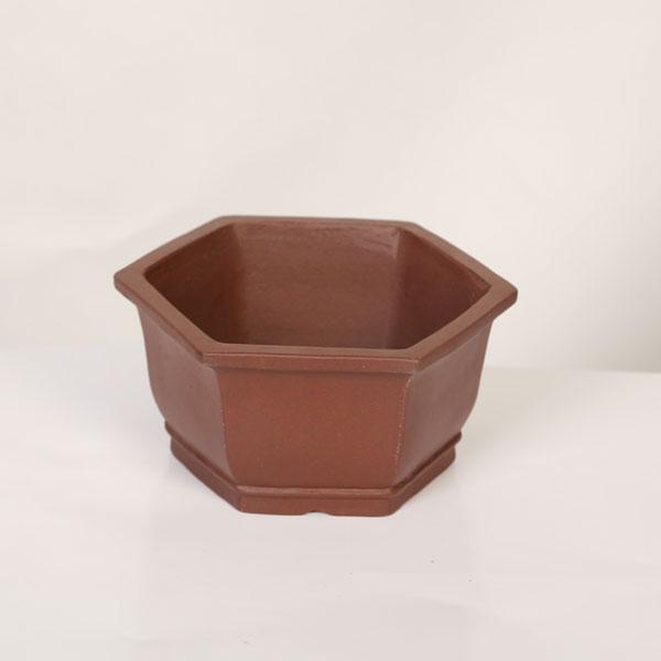 商品説明柴勝　六角鉢本名：柴田　勝一愛知県常滑市出身。常滑作家のひとりで、タタラと押型による手づくり鉢を作られています。泥物から釉薬まで幅広い作陶で、樹の育成にも優れた鉢です。サイズ　鉢径：約17.0cm　高さ：約8.3cm　奥行：約15.2cm