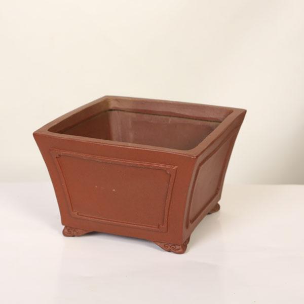 商品説明柴勝　足付正方鉢本名：柴田　勝一愛知県常滑市出身。常滑作家のひとりで、タタラと押型による手づくり鉢を作られています。泥物から釉薬まで幅広い作陶で、樹の育成にも優れた鉢です。サイズ　鉢径：約18.5cm　高さ：約12.2cm