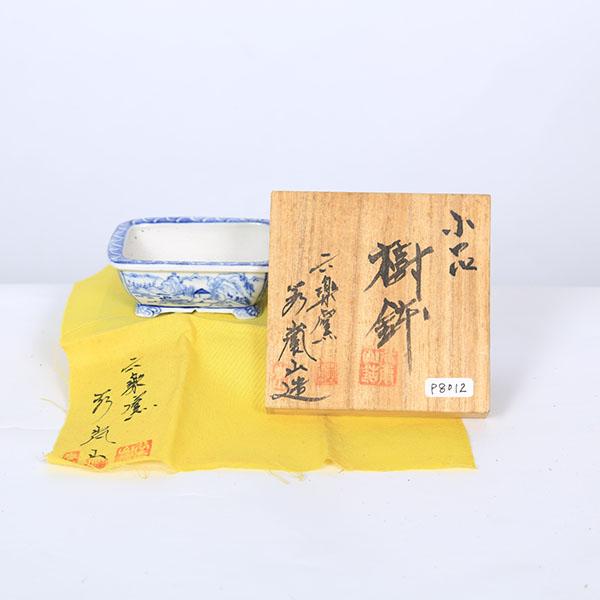 商品説明谷嵐山　外縁足付長方鉢1940年　埼玉県出身。本名　谷弘行陶号　六楽嵐山本業は寿司職人だったが、趣味の盆栽が高じて作陶。昭和54年（1979年）に仲間6人と共同窯【六楽窯】を築く。谷氏の作品は籠目文様などの緻密な浮彫を使用した秀品が...
