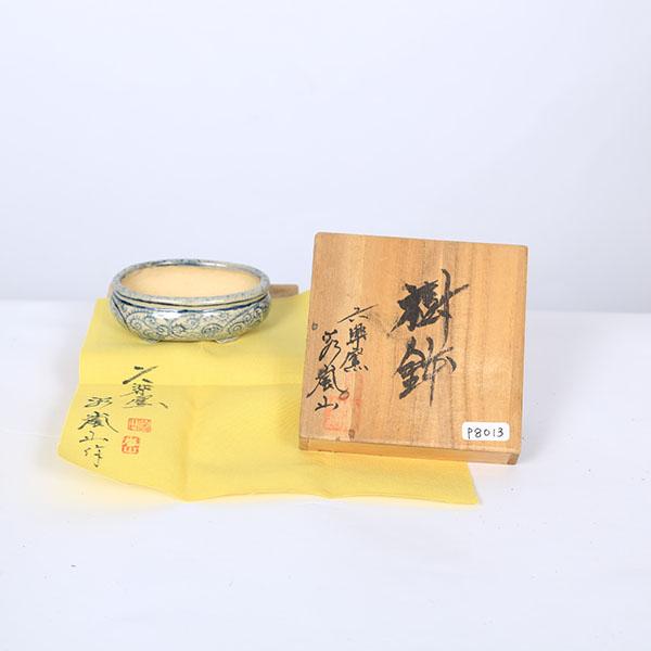 商品説明谷嵐山　足付楕円鉢1940年　埼玉県出身。本名　谷弘行陶号　六楽嵐山本業は寿司職人だったが、趣味の盆栽が高じて作陶。昭和54年（1979年）に仲間6人と共同窯【六楽窯】を築く。谷氏の作品は籠目文様などの緻密な浮彫を使用した秀品が多く...