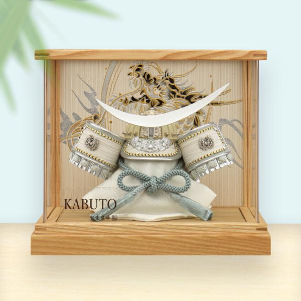 【商品説明】シャープな三日月の前立てがシンボルの伊達政宗公のアクリルケース兜飾り。横幅は28cmの超コンパクトなので場所をとらず、机の上などにも簡単お飾りいただけます。飾り付けの必要もなく、限られたスペースでもきらびやかな雰囲気が味わえるケ...