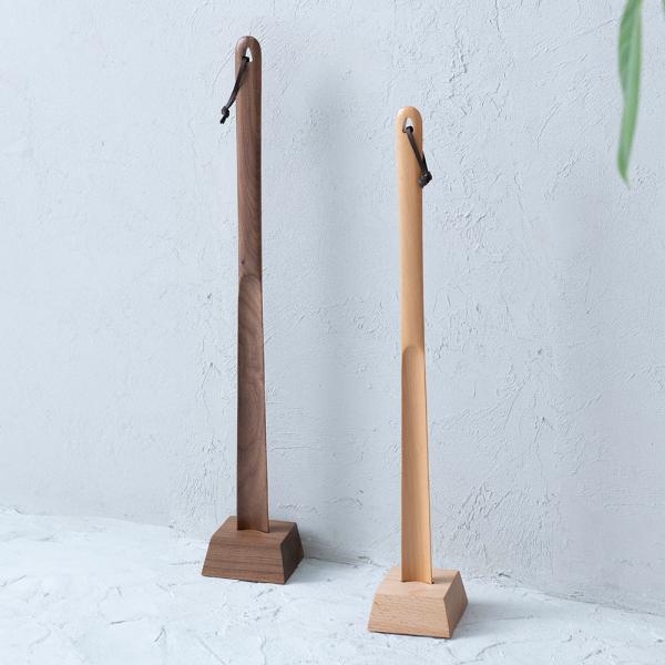 特徴：天然木のため、色・木目・サイズには個体差がございます。天然素材特有の木の個性としてお楽しみください。※モニターにより実際の色と違う場合がございます。あらかじめご了承くださいませ。サイズ：靴べら：長さ60cm　スタンド：9.5×9.5×...