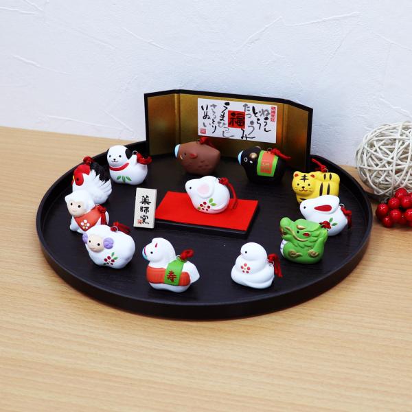 全体サイズ：干支のそれぞれの大きさ 横幅3〜4cm  高さ2.5〜3.5cm）素材：陶器セット内容：十二支飾り・毛氈・飾り台・屏風・箱入り生産国：日本（愛知県瀬戸市）注意事項：製作面での都合上、生地の柄がお写真と異なる場合がございますがご了...