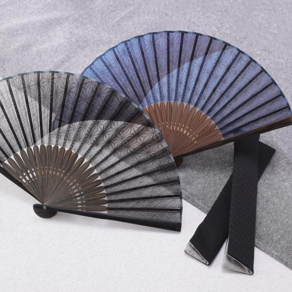 特徴：一見地味に見える文様も透け感とグラデーションでうまくカバー！スーツにも似合いそうな男性用扇子です。カラー：紺・グレー扇面：綿92％　麻8％扇骨：竹（日本）扇子袋：ポリエステル100％扇子を広げた時の大きさ（縦×横）：約22×40cm箱...
