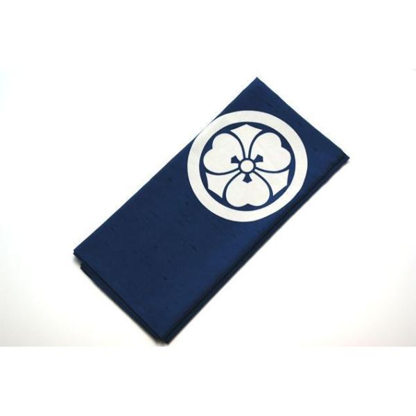 生地:正絹100％ 白山紬（特生地）大きさ:2幅（約70×70ｃｍ）家紋:以下の定紋表よりお選びください。一覧にない紋の場合、別誂えになります。解説:白山紬にはシボと呼ばれる独特のうねりがあります。決して傷ではなく、このシボこそが白山紬の最...