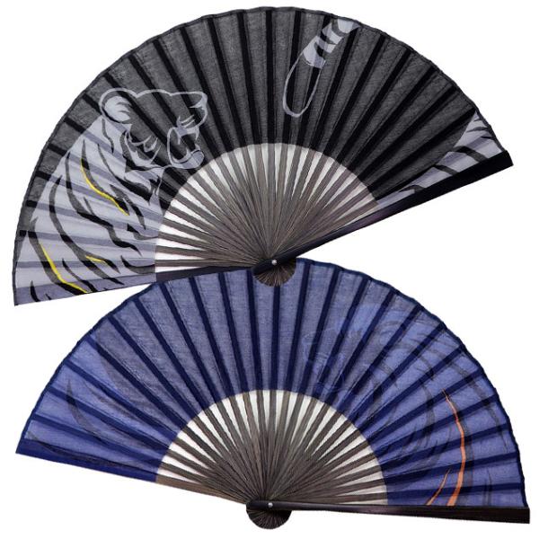 カラー：ライオン・トラ種別：男性用、紳士用 夏扇子扇面：綿100％扇骨：竹扇子袋：ポリエステル100％扇子を広げた時の大きさ（縦×横）：約22×40ｃｍ箱（縦×横×高さ）：紙箱　約10.5×26.5×2.5cm袋の長さ：約24ｃｍ男性 父の...