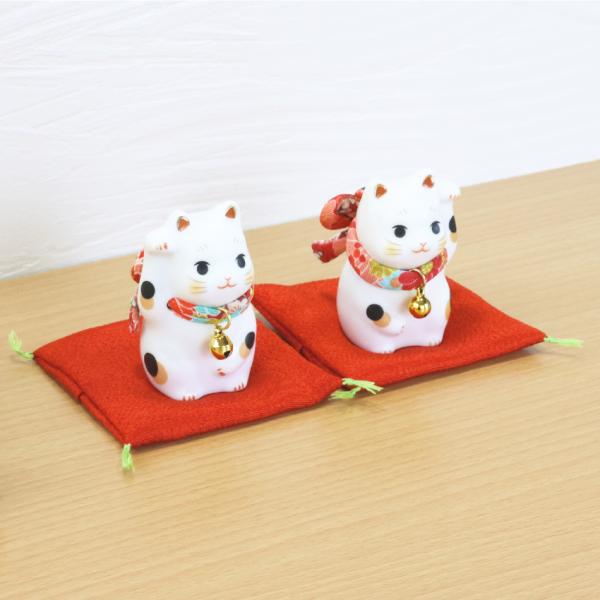 全体スペック（高さ）：高さ約6.5cm素材：陶器セット内容：ねこ飾り・座布団・箱入り生産国：日本（愛知県瀬戸市）