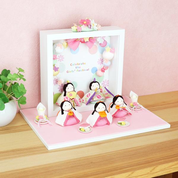 全体サイズ:全体（横幅34×奥行24×台＋フレームの高さ23.5cm）女雛サイズ:女雛（横幅8×奥行5×高さ8ｃｍ）素材:レーヨンちりめん・樹脂（フレーム）・他生産国:日本セット内容:お雛様・三人官女・ぼんぼり（一対）・菱餅・お花飾り・毛氈...