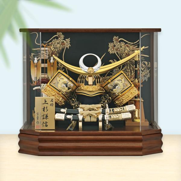 【商品説明】立体感のある三日月に日輪を配した前立がシンボルの上杉謙信公のアクリルケース兜飾り。横幅も43cmなのでコンパクトで場所をとらず、机の上などにも簡単お飾りいただけます。飾り付けの必要もなく、限られたスペースでもきらびやかな雰囲気が...