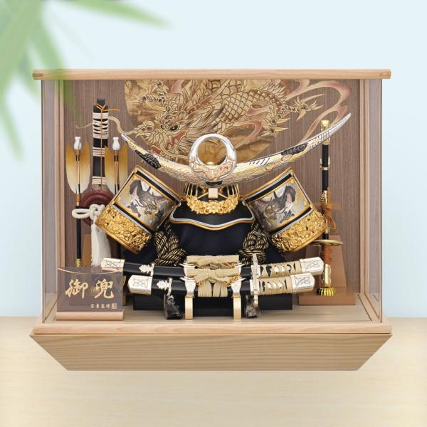 【商品説明】立体感のある三日月に日輪を配した前立がシンボルの上杉謙信公のアクリルケース兜飾り。横幅も44cmなのでコンパクトで場所をとらず、机の上などにも簡単お飾りいただけます。飾り付けの必要もなく、限られたスペースでもきらびやかな雰囲気が...