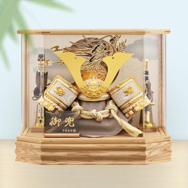 【商品説明】大迫力の金の鍬形が目を引くアクリルケース兜飾り。横幅も37cmなのでコンパクトで場所をとらず、机の上などにも簡単お飾りいただけます。飾り付けの必要もなく、限られたスペースでもきらびやかな雰囲気が味わえるケース入りの五月人形。アク...
