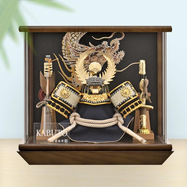 【商品説明】天下を泰平し吉祥の兜と評されたシダの葉型の前立てがシンボルの徳川家康公のアクリルケース兜飾り。横幅も31cmなのでコンパクトで場所をとらず、机の上などにも簡単お飾りいただけます。飾り付けの必要もなく、限られたスペースでもきらびや...