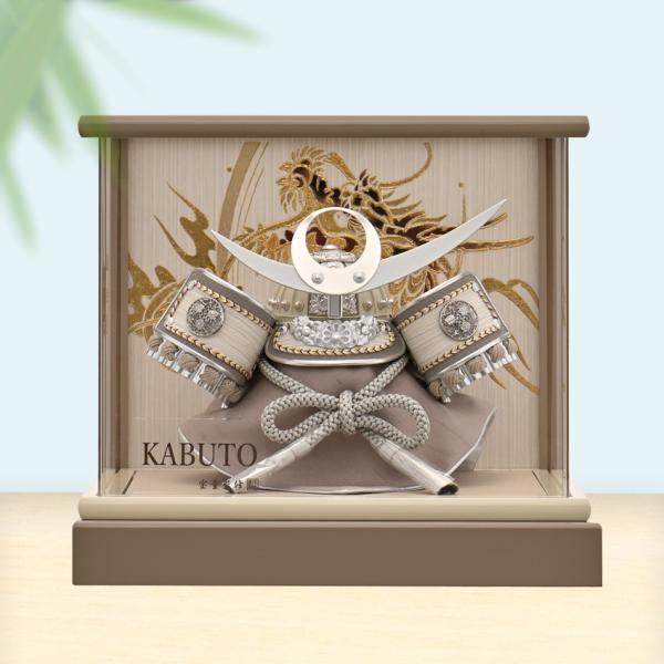 【商品説明】立体感のある三日月に日輪を配した前立がシンボルの上杉謙信公のアクリルケース兜飾り。横幅も28cmなのでコンパクトで場所をとらず、机の上などにも簡単お飾りいただけます。飾り付けの必要もなく、限られたスペースでもきらびやかな雰囲気が...