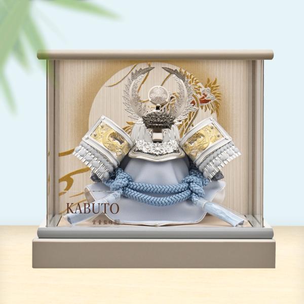 【商品説明】天下を泰平し吉祥の兜と評されたシダの葉型の前立てがシンボルの徳川家康公のアクリルケース兜飾り。横幅も31cmなのでコンパクトで場所をとらず、机の上などにも簡単お飾りいただけます。飾り付けの必要もなく、限られたスペースでもきらびや...