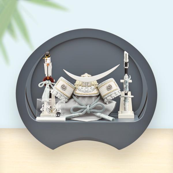 【商品説明】シャープな三日月の前立てがシンボルの伊達政宗公のアクリルケース兜飾り。横幅も39cmなのでコンパクトで場所をとらず、机の上などにも簡単お飾りいただけます。飾り付けの必要もなく、限られたスペースでもきらびやかな雰囲気が味わえるケー...